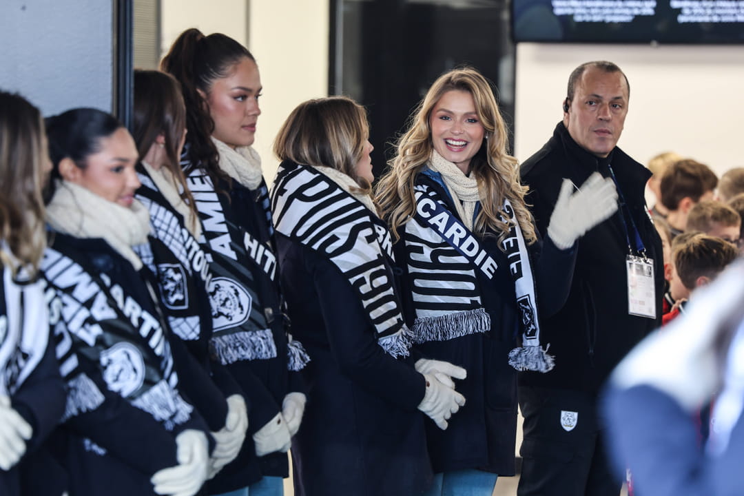 Miss Picardie (Emma Boivin) spectatrice enjouée au stade à Amiens
