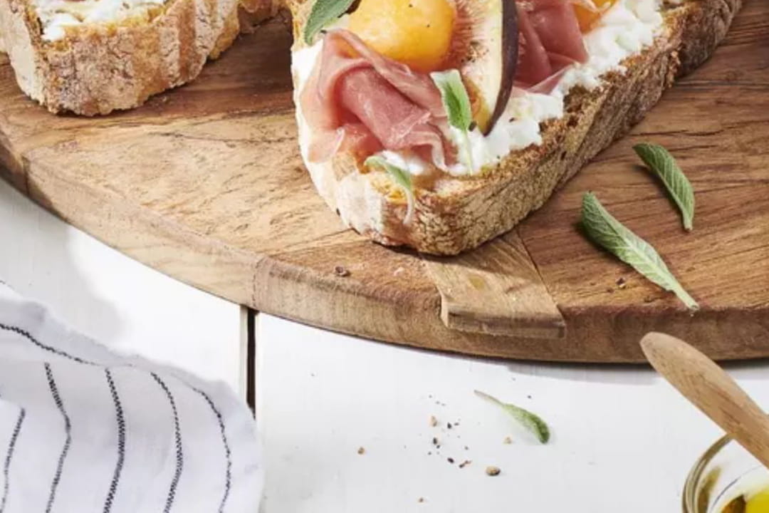 Bruschetta, brousse de brebis, figues, jambon cru, billes de melon et sauge