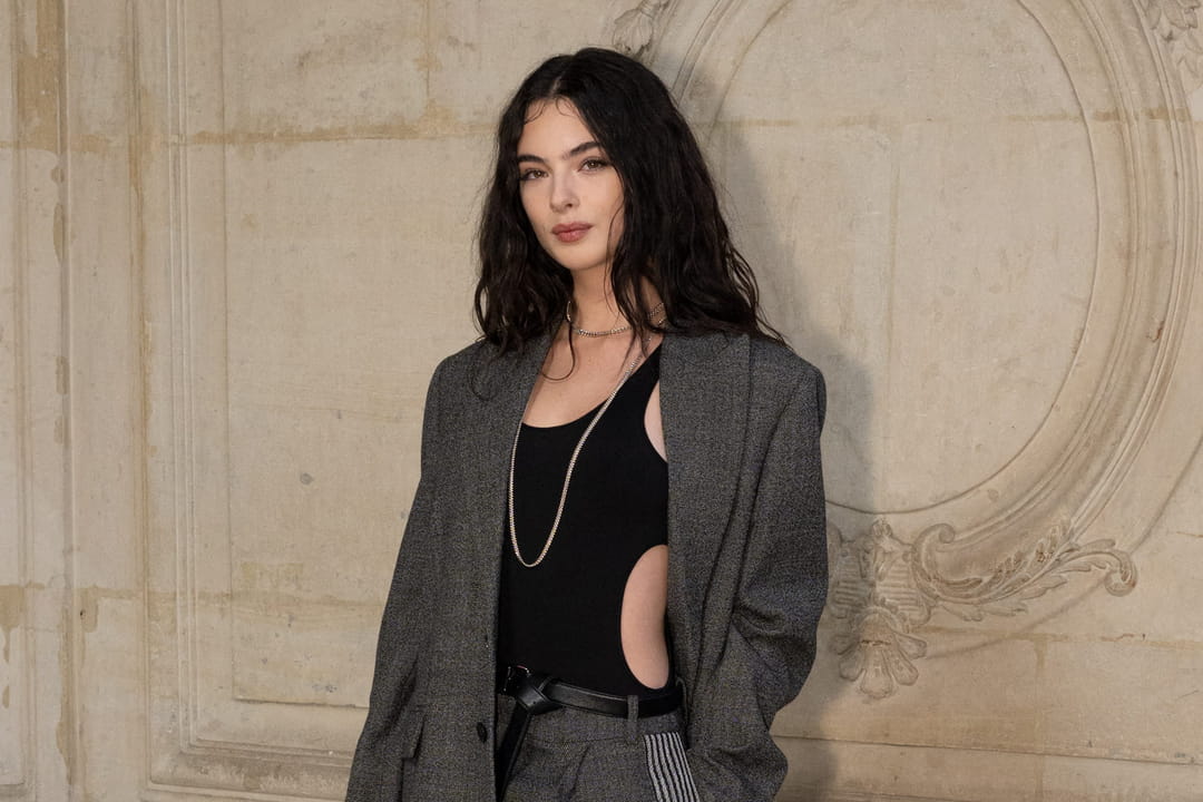 En body noir à découpes, Deva Cassel envoûte la Fashion Week de Paris