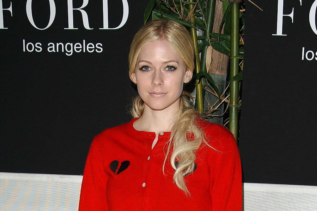 Avril Lavigne en gilet rouge et jupe noire