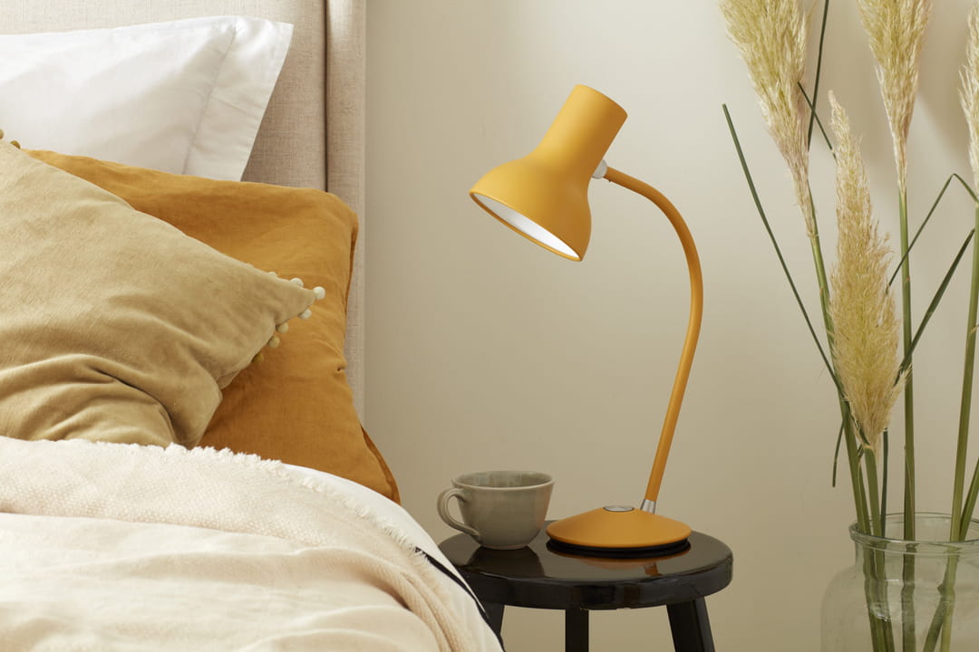 Une lampe à poser jaune vif