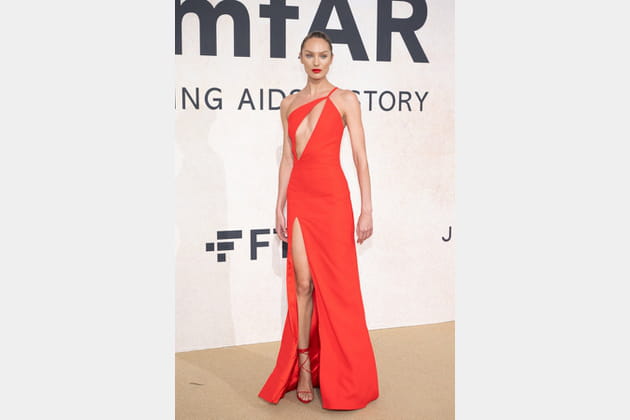 Candice Swanepoel en robe longue rouge fendue