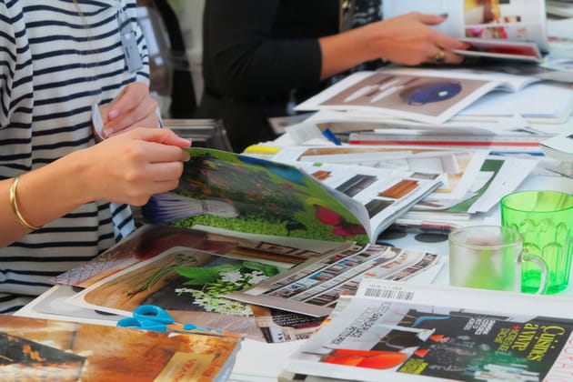 Des magazines feuilletés minutieusement