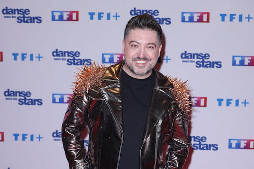 Chris Marques apporte une touche rock à son look avec une veste ...
