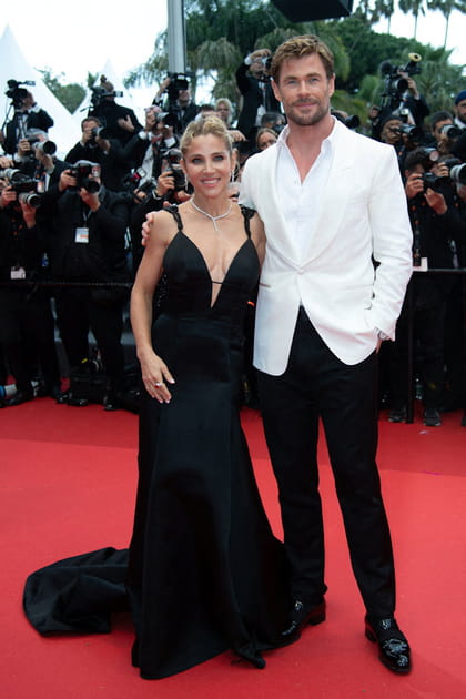 Elsa Pataky en robe noire Armani Privé avec Chris Hemsworth en smoking ...