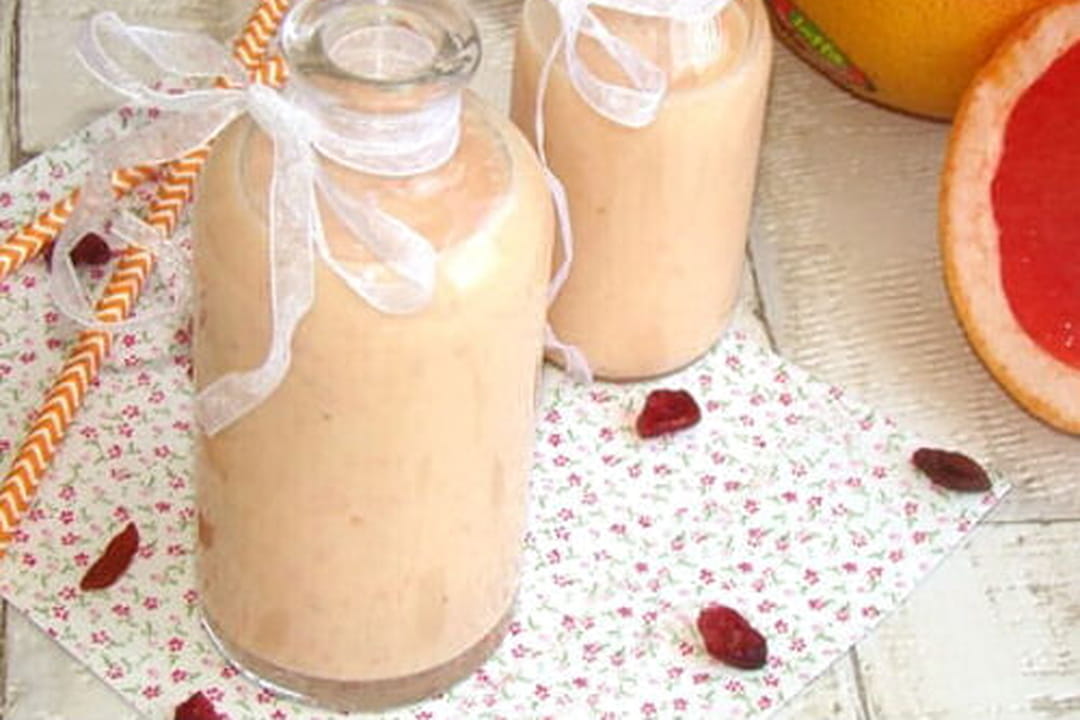 Smoothie au pomelo, oranges, bananes et baies de goji