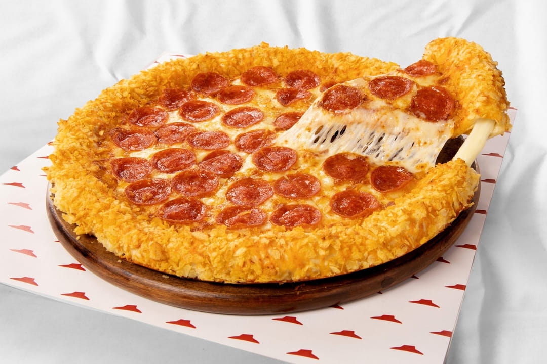 La pizza CRUNCHY CHEEZY CRUST LAY'S de Pizza Hut