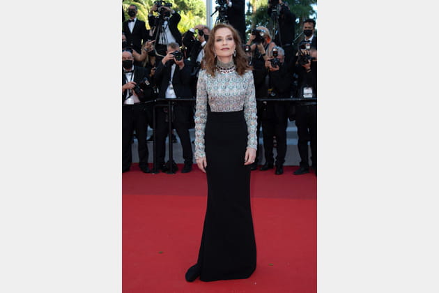 Isabelle Huppert en robe noire et argentée