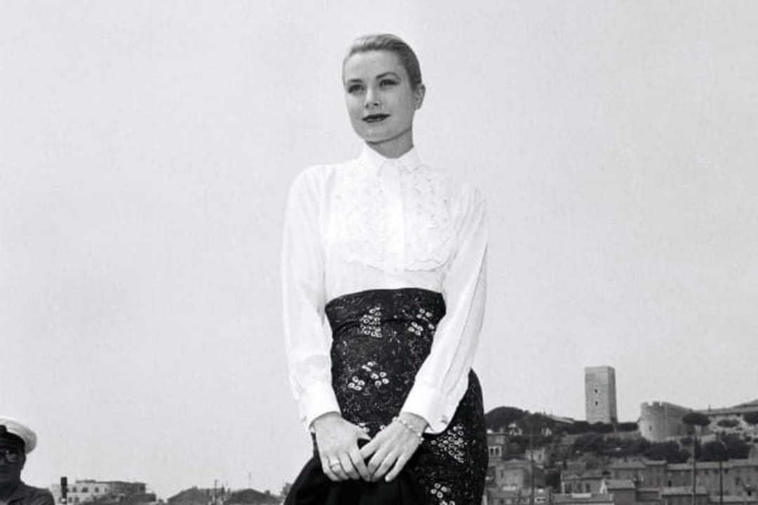 Grace Kelly en chemisier et pantalon brodé