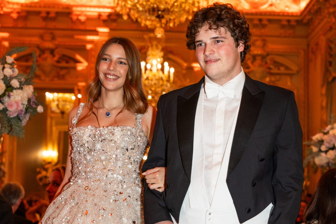 Bal des Débutantes : Cornelia Manou et Leon Manos posent dans la salle