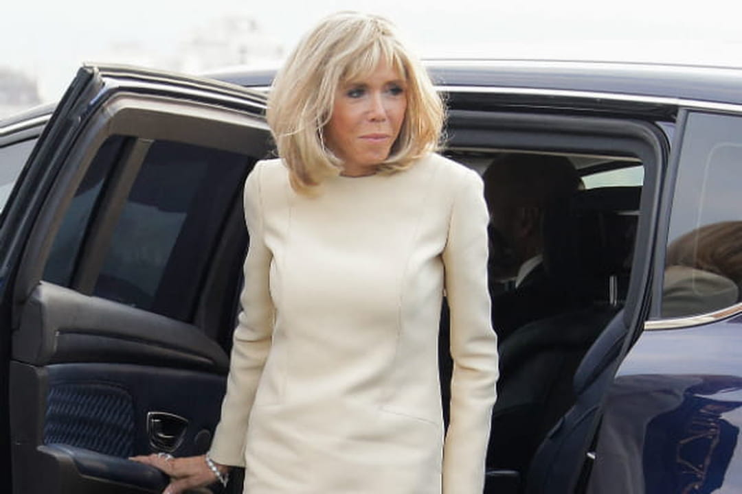 Brigitte Macron version tapis rouge en robe Louis Vuitton