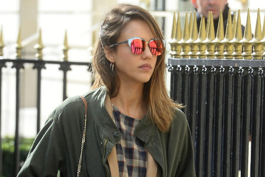 Jessica Alba en lunettes de soleil à verres roses