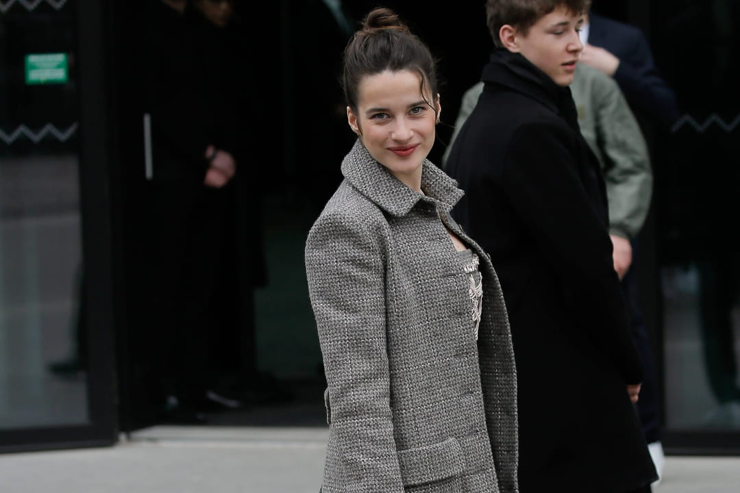 Rebecca Marder en caban court gris et babies Chanel