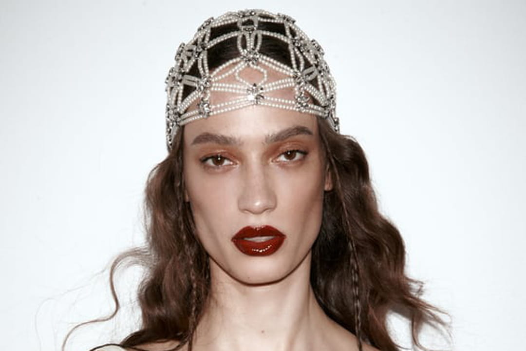 Bonnet en perles et en bijoux