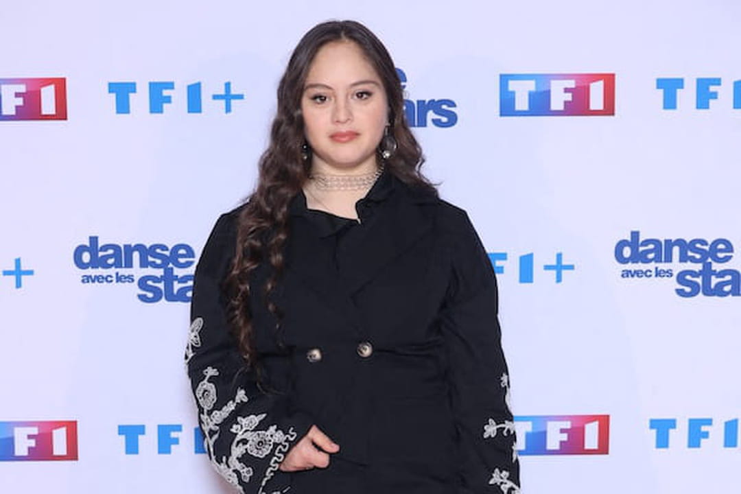 Mayane hypnotise ce photocall dans un ensemble noir de bon goût