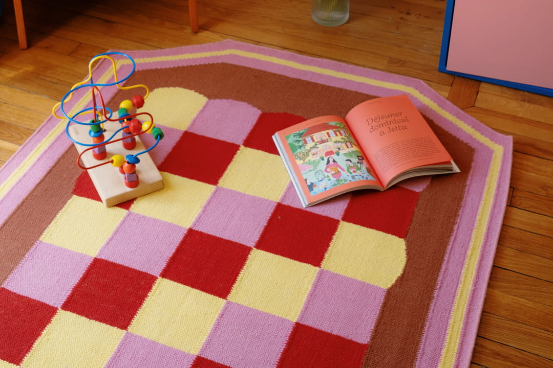 Ce tapis coloré revisite avec style le motif damier, il est à croquer