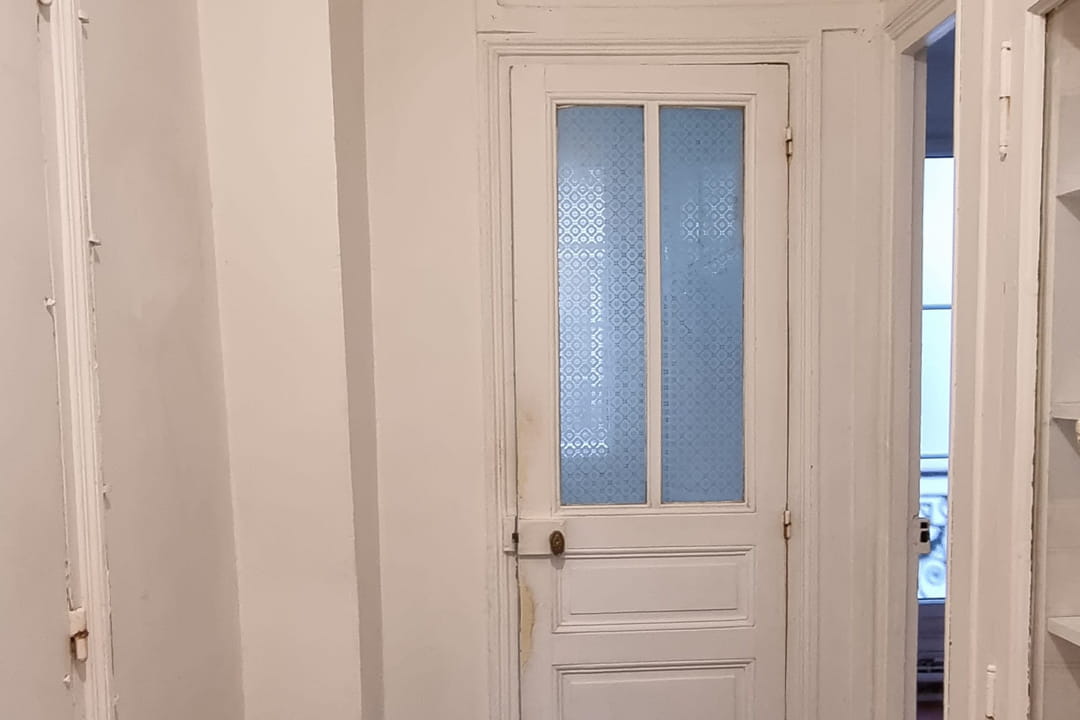 Avant : une entrée tarabiscotée