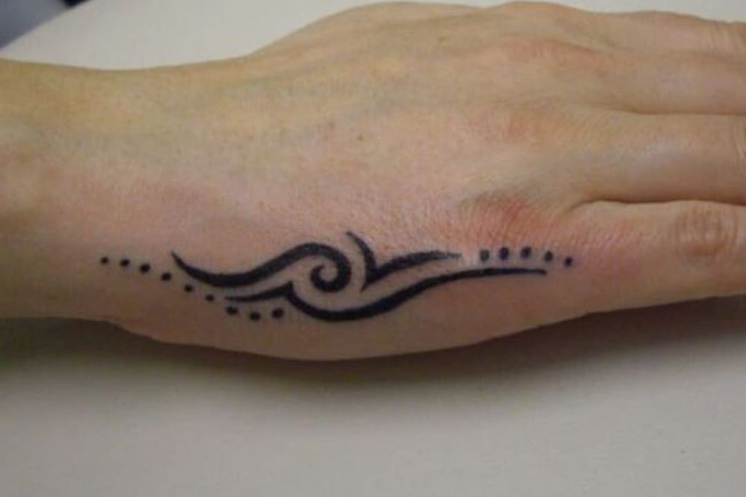 Tatouage tribal sur la main