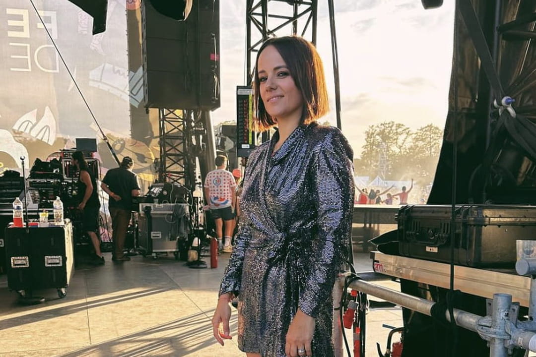 Alizée éblouit les internautes dans un total look pailleté