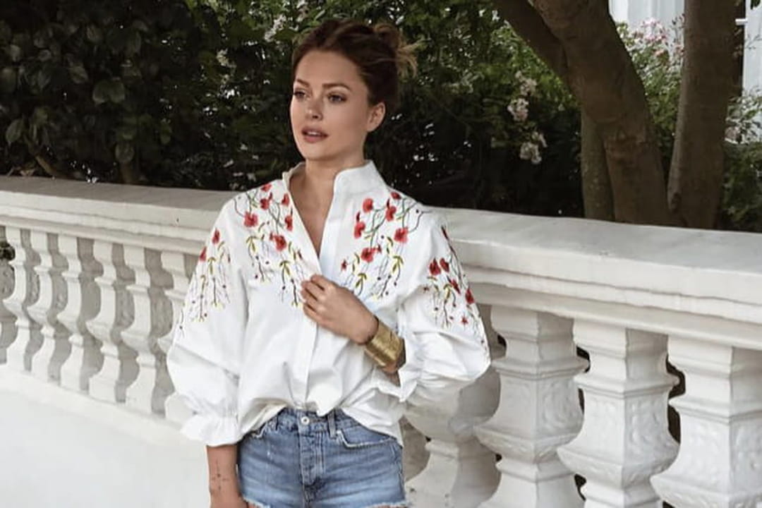 Caroline Receveur en blouse blanche