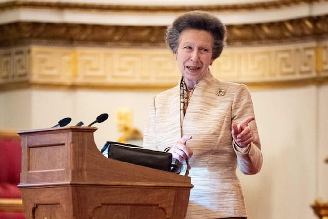 La princesse Anne se dévoile dans un tailleur-jupe dépareillé et ...