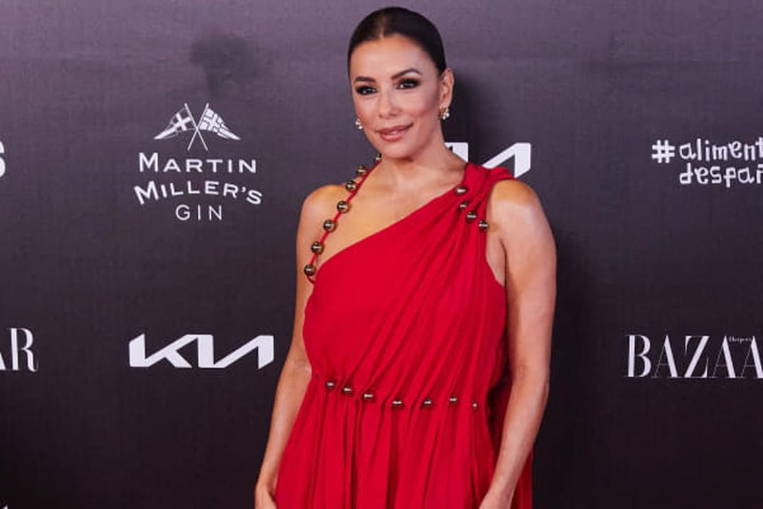 Eva Longoria en robe rouge drapée asymétrique