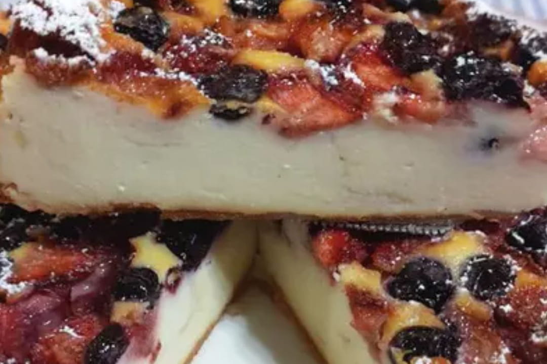 Gâteau au fromage blanc avec des fruits rouges