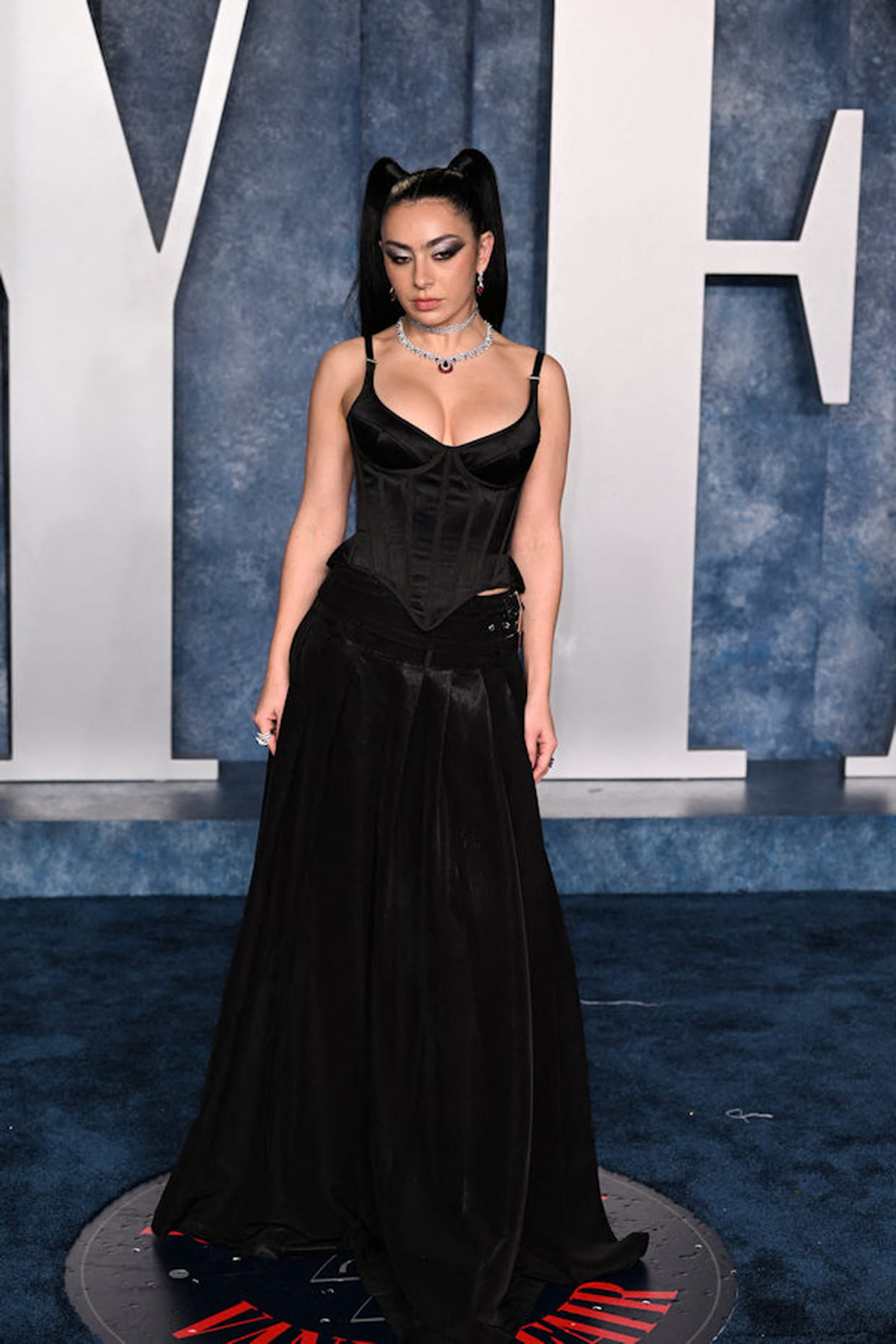 Charli XCX en robe noire à corset