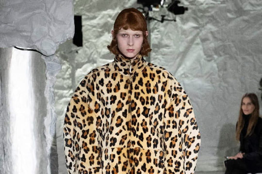 Manteau oversize imprimé léopard aperçu sur le défilé Marni