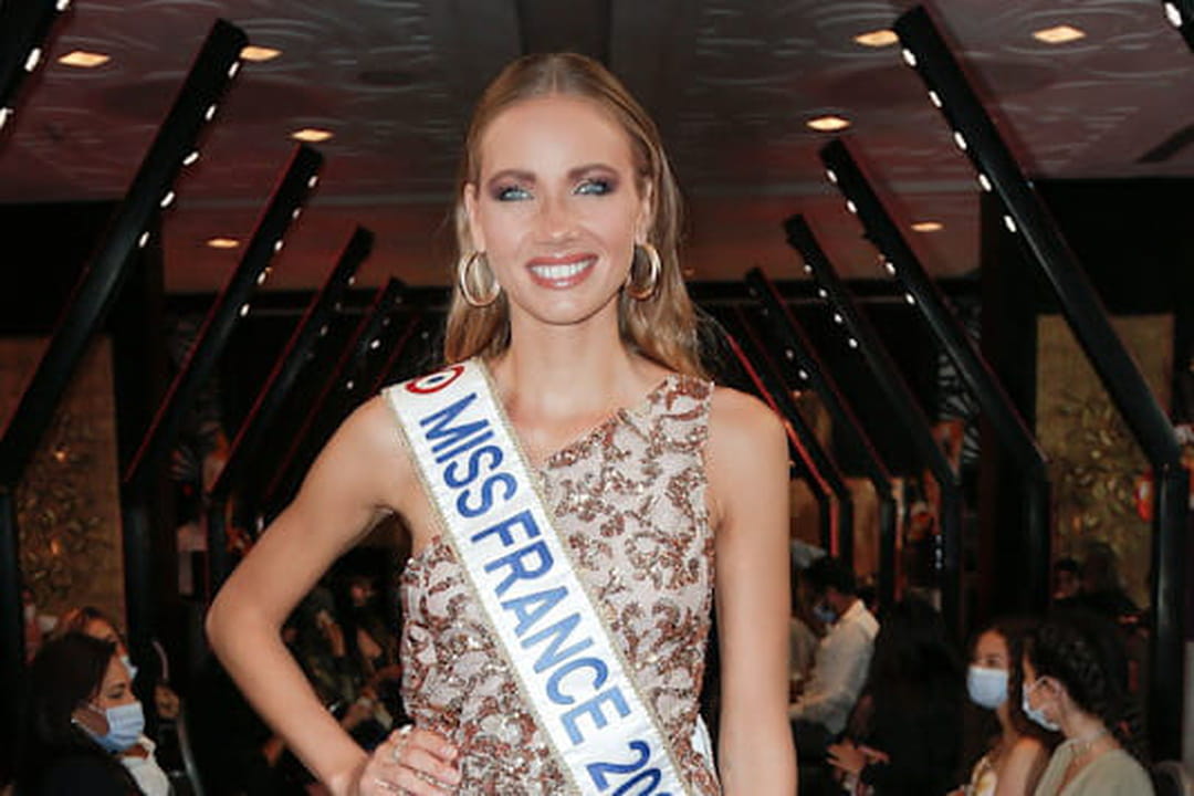 Amandine Petit en robe dorée asymétrique