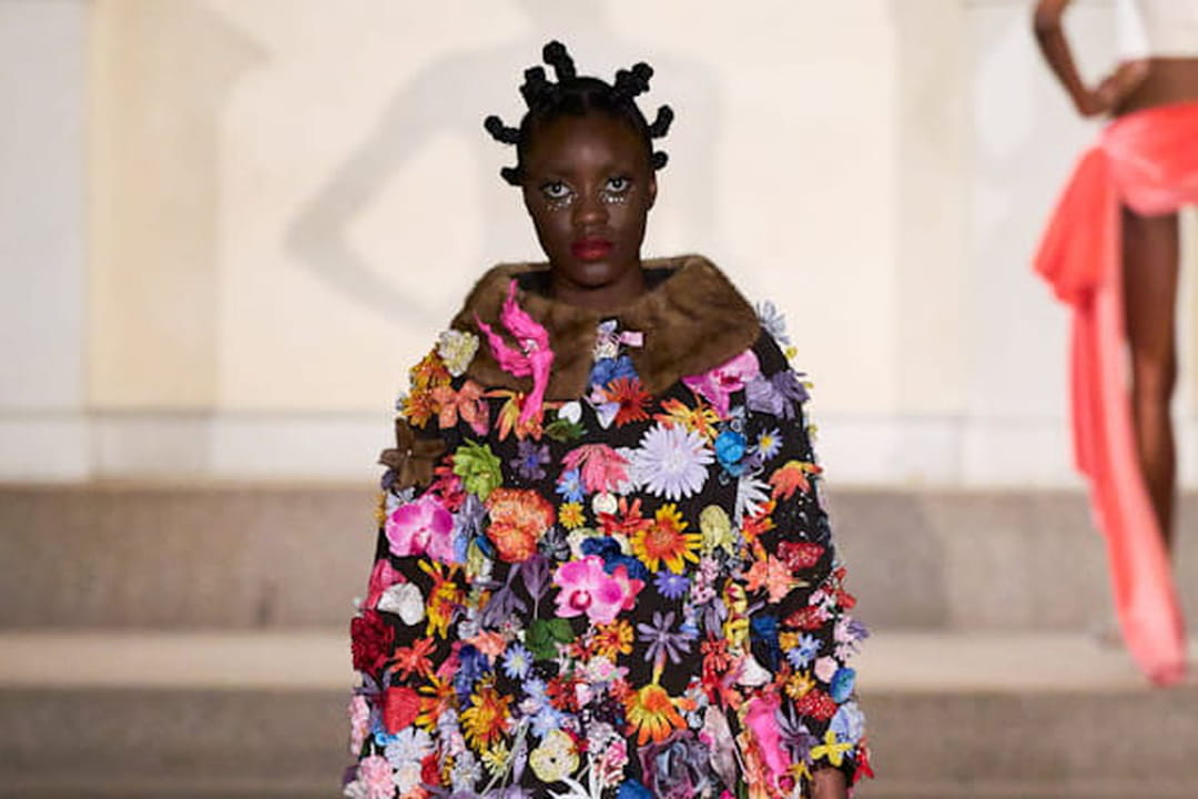 Manteau constellé de fleurs multicolores aperçu sur le défilé Dauphinette