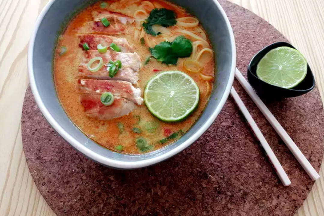 Soupe thaï au curry, lait de coco, nouilles et poulet