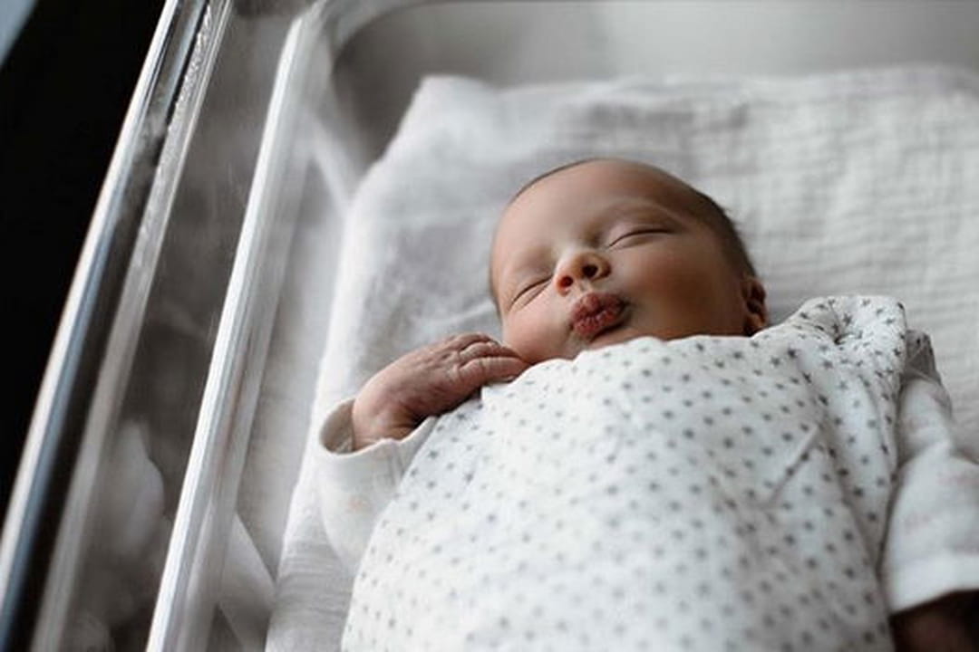 Photo de maternité : bébé dans son berceau