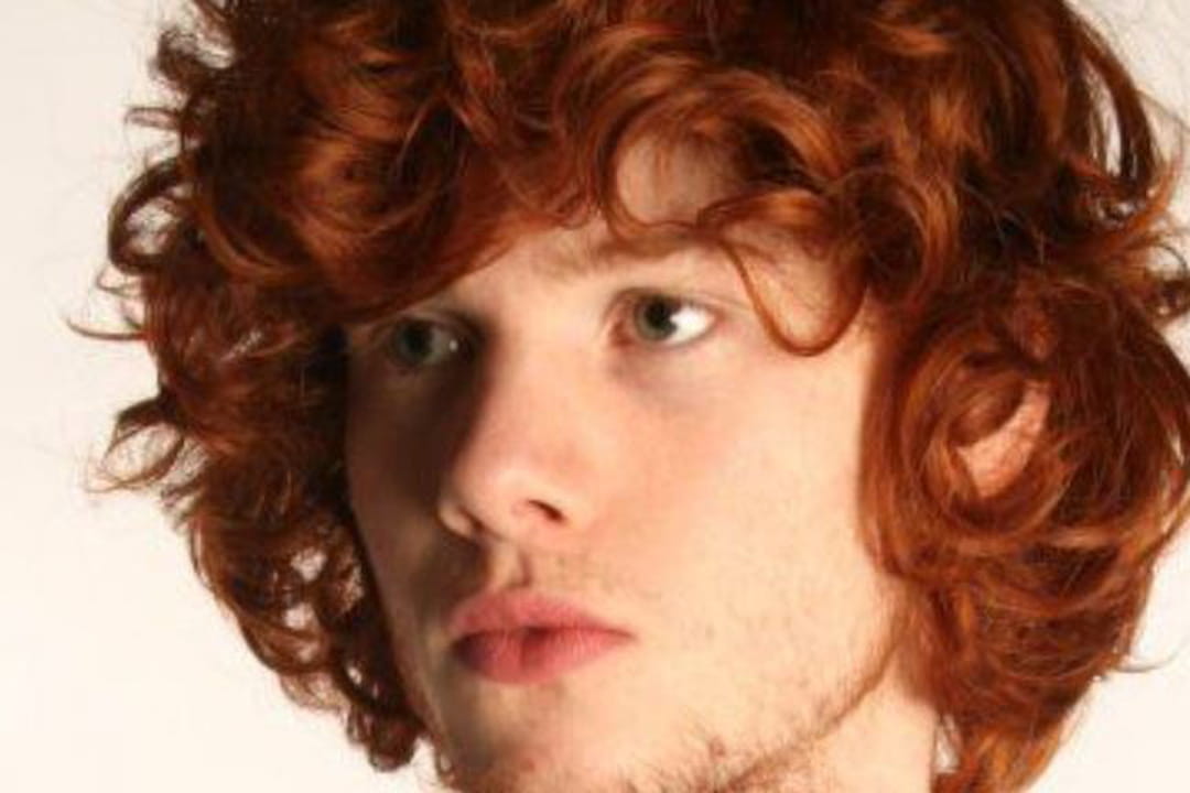 Cheveux bouclés roux