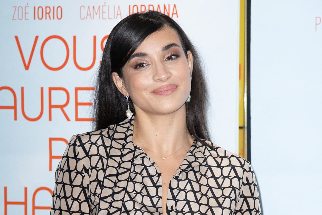 Raie sur le côté et cheveux plaqués de Camélia Jordana