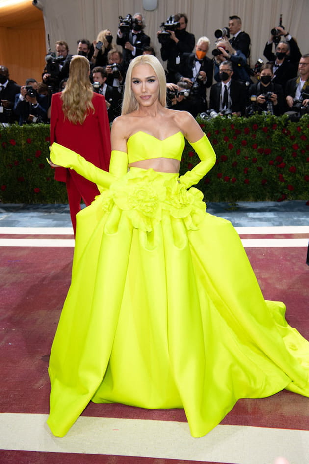 Gwen Stefani dans une robe jaune fluo