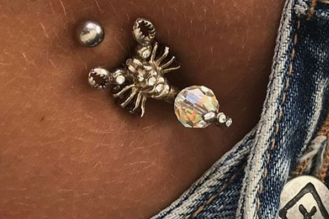 Piercing scorpion au nombril