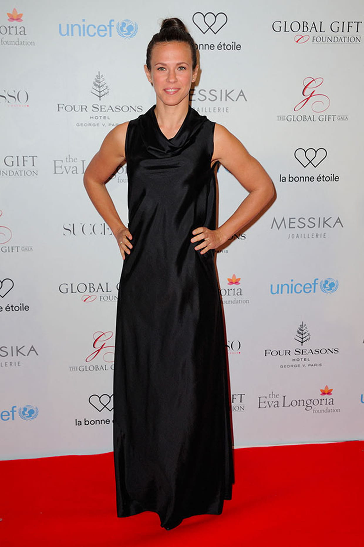 Lorie en robe longue noire