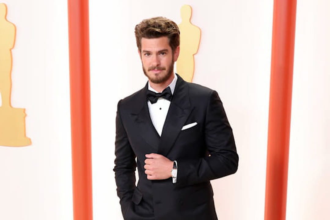 Andrew Garfield en costume noir et nœud papillon Fendi