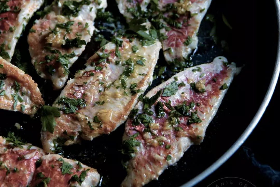 Filets de rougets poêlés à l'ail et au persil