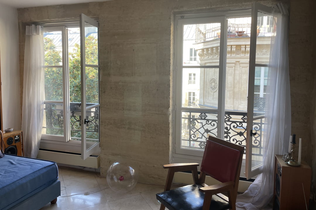 Avant : un salon vieillot avec du potentiel