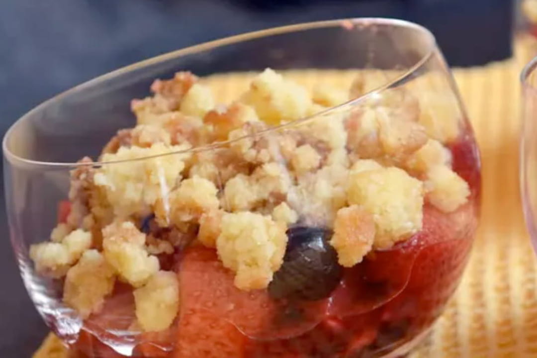 Crumble aux pommes et fruits rouges à la poêle