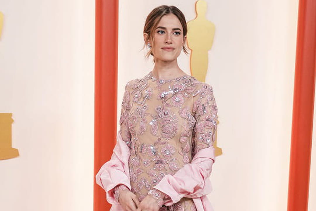 Allison Williams en robe transparente brodée et cape rose Giambattista ...