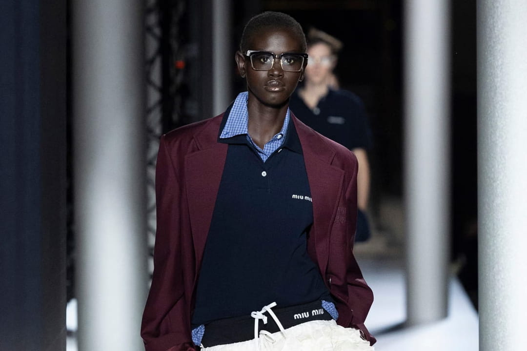 Minijupe blanche à volants, blazer bordeaux et polo bleu marine aperçus ...