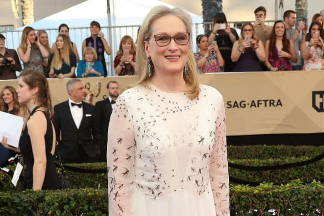 Meryl Streep en robe longue blanche transparente aux manches Valentino