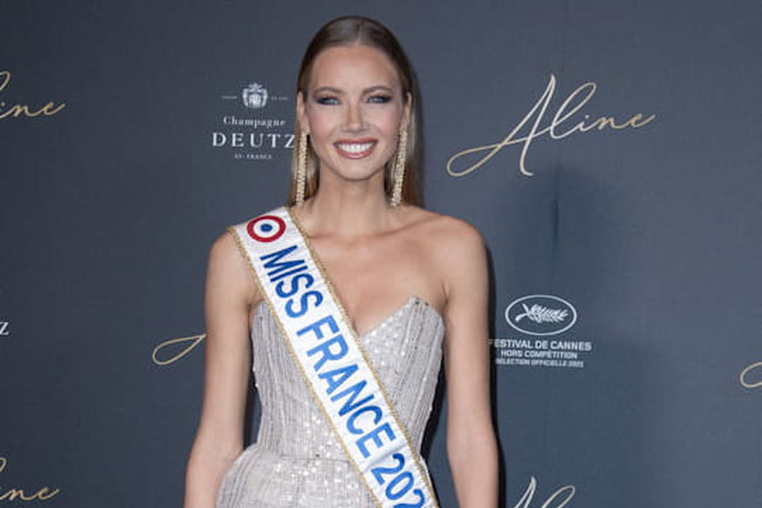 Amandine Petit en combinaison beige brillante