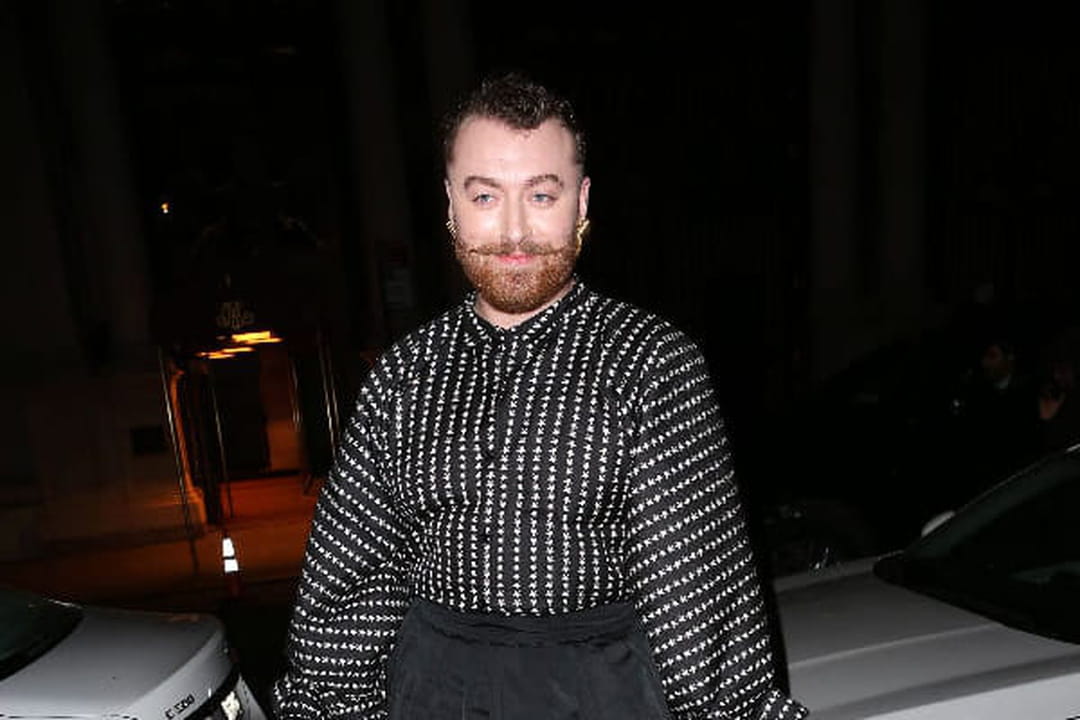 Sam Smith en chemise à pois noir et blanc et longue jupe noire