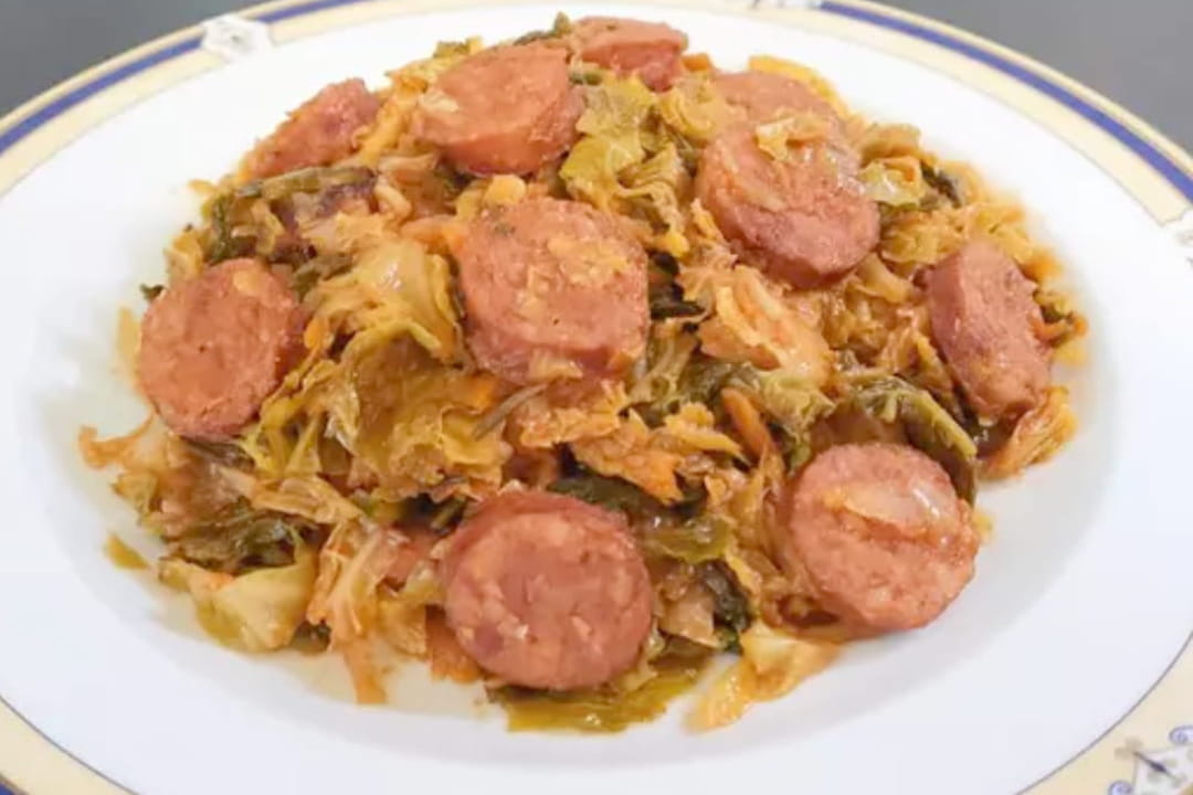 Ragoût de chou aux saucisses fumées en sauce tomates