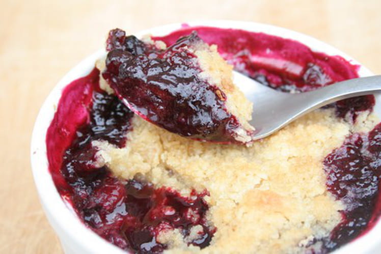 Recette de Crumble aux fruits rouges congelés : la recette facile