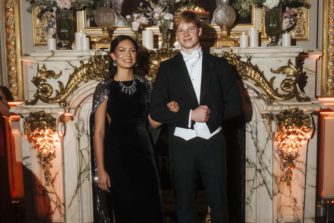 Alexandra Moxey et son cavalier Sebastian Corso posent au Bal des ...